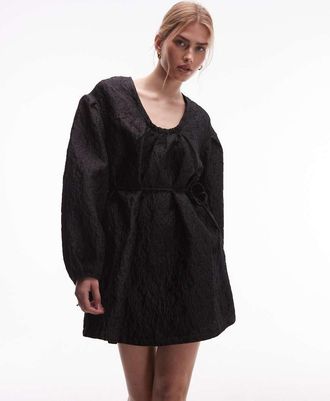 & Other Stories Robe courte en jacquard structuré de qualité supérieure avec manches plissées - Noir