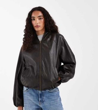 Asos Tall ASOS DESIGN Tall - Bomber oversize en similicuir - Marron d&eacute;lav&eacute;-Brown