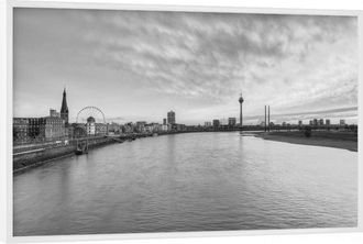 artboxONE Poster mit wei&szlig;em Rahmen 90x60 cm Reise D&uuml;sseldorf schwarz-wei&szlig; - Bild d&uuml;sseldorf Cityscape d&uuml;sseldorf