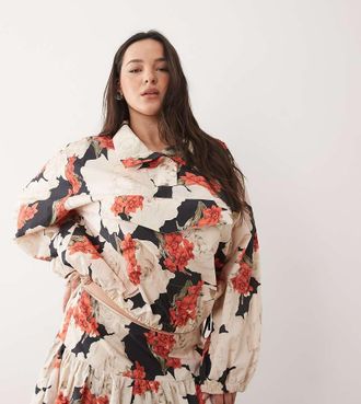 Asos Curve - Veste densemble &agrave; fleurs avec col chemin&eacute;e et poches plaqu&eacute;es - Rouge-multicolore