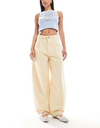 Asos Jean bouffant léger avec ceinture - Jaune pastel-Neutre