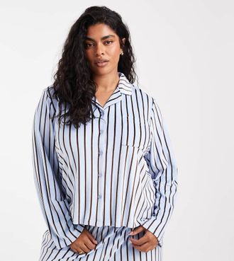 Loungeable Curve gem&uuml;tliches Velours-Pyjama-Set mit Hemd zum Kn&ouml;pfen und Hose in Blau gestreift