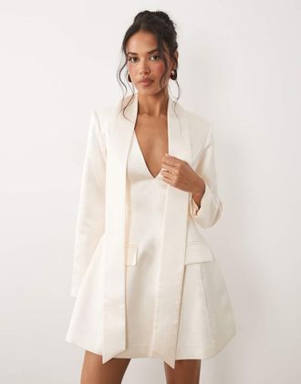 Tfnc Robe courte en satin &agrave; col V et &eacute;paulettes avec d&eacute;tail foulard - Ivoire-Blanc