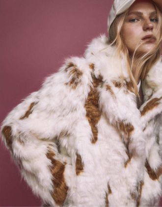 Stradivarius Veste en fausse fourrure contrastante - &Eacute;cru-Blanc