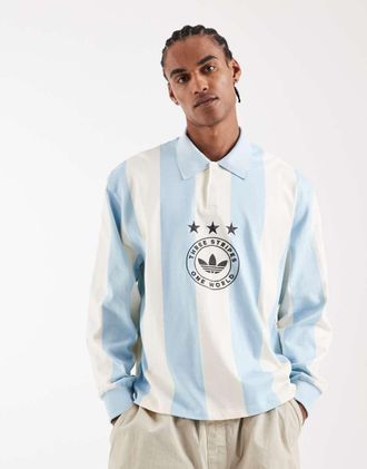 adidas Originals Gestreiftes Polohemd in Blau und Cremewei&szlig; mit Grafik