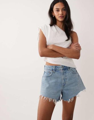 Abercrombie & Fitch Curve Love - Ausgefranste Jeansshorts in gebleichtem Blau mit hohem Bund
