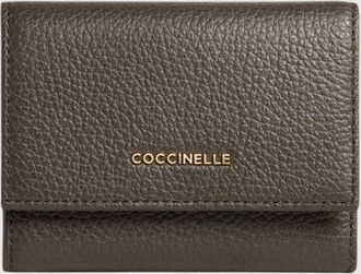 Coccinelle Portefeuille &agrave; trois volets Metallic Soft en cuir grain&eacute; avec rabat