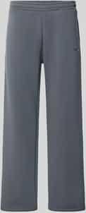 Review Sweatpants mit Logo-Print und Ges&auml;&szlig;tasche