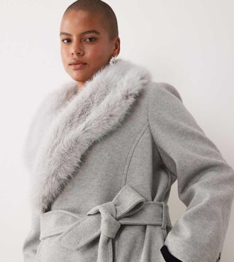 Forever New manteau long habill&eacute; ceintur&eacute; effet laine avec col amovible en faux-fur gris