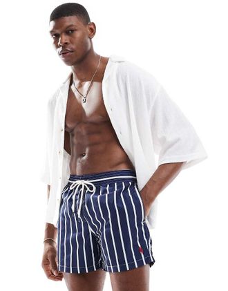 Polo Ralph Lauren Traveler - Short de bain mi-long et ajust&eacute; &agrave; larges rayures et logo embl&eacute;matique - Bleu marine