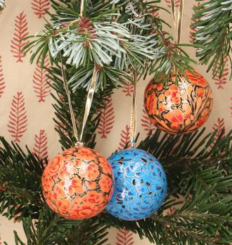 Guru Shop Upcycling Weihnachtskugel 3er Geschenk Set aus Pappmachee, Handbemalter Christbaumschmuck, Kaschmirkugeln 5,5 cm - Muster 4