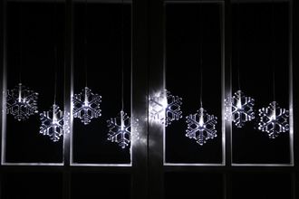 Bonetti LED Acrylvorhang Schneeflocke | 8 LED | kalt-weiß | batteriebetrieben | inkl. Befestigungsmaterial | Weihnachtsdeko - Lichtervorhang