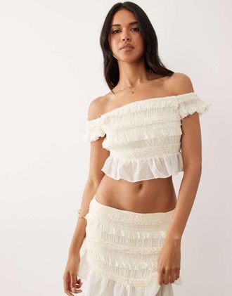 Tfnc Schulterfreies, gesmoktes Cropped-Oberteil aus Chiffon in Cremewei&szlig; mit R&uuml;schen, Kombiteil