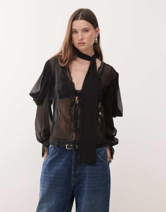 Reclaimed Vintage Langärmliges, transparentes T-Shirt-Oberteil in Schwarz mit Spitzenborte und schmalem Schal