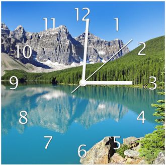 Wallario Design-Wanduhr Tiefblauer See mit Bergpanorama und W&auml;ldern Kanada aus Glas, Motiv-Uhr Gr&ouml;&szlig;e 30 x 30 cm, wei&szlig;e Zeiger