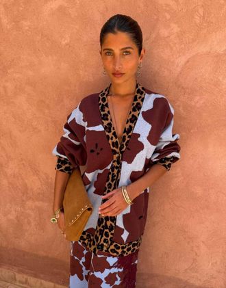Never Fully Dressed Kirsty - Longline-Strickjacke mit Leopardenmuster, Knopfleiste und V-Ausschnitt-Mehrfarbig