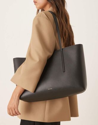 Calvin Klein Tragetasche in Schwarz mit Logo und Beutel