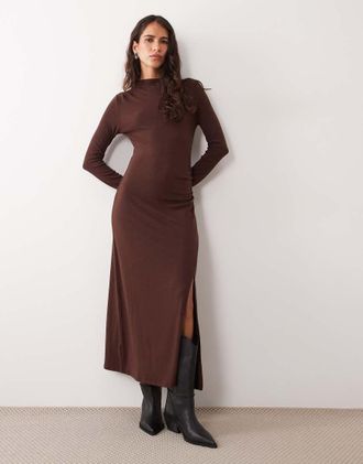 New Look gem&uuml;tliches Midikleid mit langen &Auml;rmeln und Raffung in Dunkelbraun