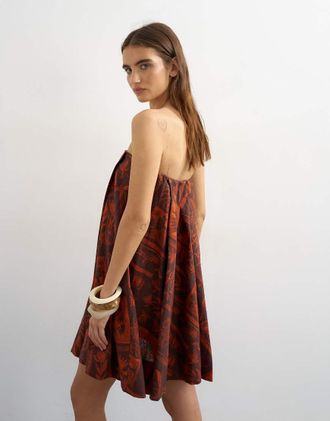 Topshop Trapezf&ouml;rmiges, weites, tr&auml;gerloses Minikleid in Rostrot mit hohem Leinenanteil und edlem Schalmuster-Braun