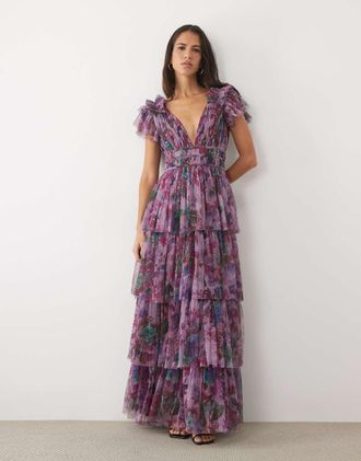 Lace & Beads robe longue en tulle &agrave; volants aux &eacute;paules, d&eacute;collet&eacute; plongeant, &agrave; &eacute;tages, imprim&eacute; floral violet