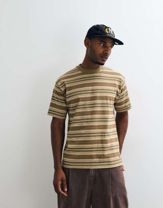 Vans gestreifter Ringer-Strickpullover mit lockerer Passform und kurzen &Auml;rmeln in Mittelbraun