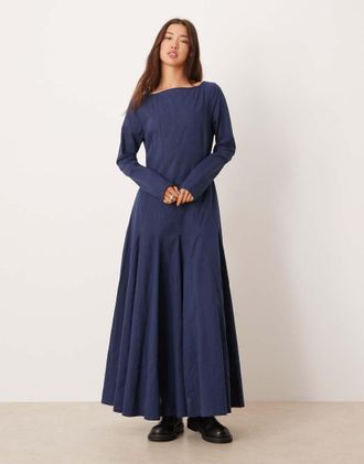 Asos Robe longue &agrave; encolure bateau avec jupe &eacute;vas&eacute;e - Bleu marine