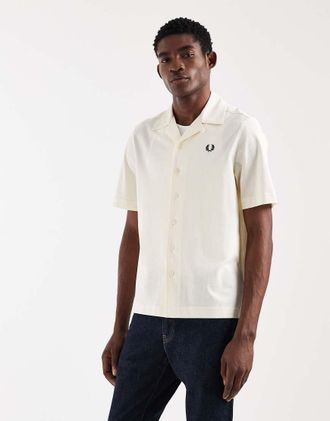 Fred Perry Kurz&auml;rmliges Hemd in Ecru mit Reverskragen und Logo-Neutral