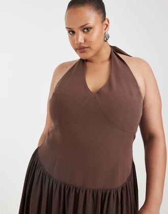 Pretty Lavish Curve Isadora - Figurbetontes Neckholder-Maxikleid in Braun mit tiefer Taille