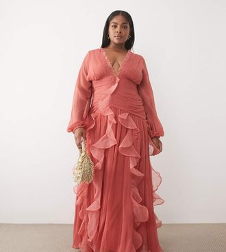 Asos Curve robe longue &agrave; manches longues fronc&eacute;e avec d&eacute;tail cascade en rose fan&eacute;