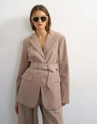 Topshop Blazer in Beige mit hoch angesetztem Revers und G&uuml;rtel, Kombiteil-Wei&szlig;