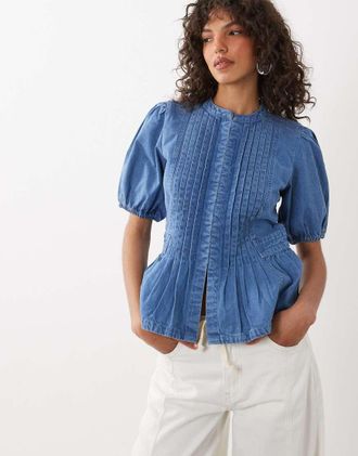 Nobody's Child Tillie - Sch&ouml;&szlig;chenoberteil aus Denim in Blau mit Biesen auf der Vorderseite, Haken- und &Ouml;senverschluss und Rundhalsausschnitt