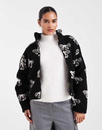 Brave Soul Jacke aus Fleece in Schwarz mit durchgehendem Reißverschluss und Blumenmuster in Creme