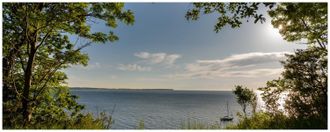 Wallario Glasbild Blick aufs Wasser - 50 x 125 cm Wandbilder Glas in Premium-Qualit&auml;t: Brillante Farben, freischwebende Optik