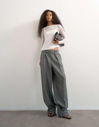 Topshop pantalon ajust&eacute; &agrave; revers et plis en gris chin&eacute;