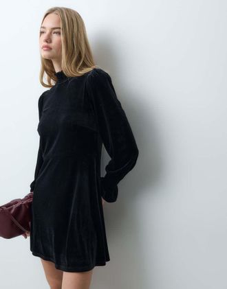Vero Moda robe courte en velours &agrave; col montant et manches &agrave; volants noire