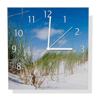 Wallario Design Wanduhr D&uuml;ne am Strand unter blauem Himmel aus Aluverbund, Alu-Uhr Gr&ouml;&szlig;e 30 x 30 cm, wei&szlig;e Zeiger mit Metalloptik
