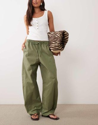 Abercrombie & Fitch Twill-Hose mit Barrel-Fit in Oliv-Gr&uuml;n