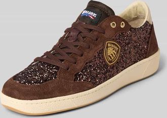 Blauer Sneaker mit Schnürverschluss