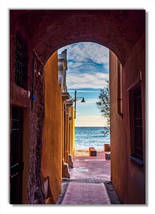 Wallario selbstklebendes Poster - Traumhafter Blick aus Gasse, Aufkleber in Premiumqualit&auml;t, Klebefolie Gr&ouml;&szlig;e: 70 x 100 cm (Riesenposter)