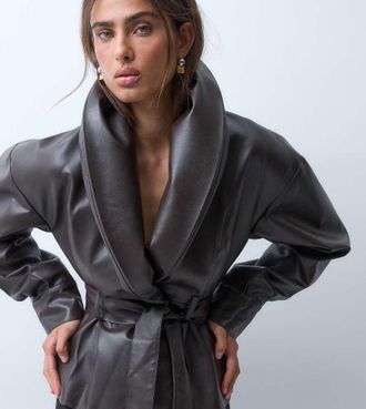 Asos ASOS X THE SOURCED COLLECTION Jacke mit Sch&ouml;&szlig;chen und Fledermaus&auml;rmeln in braunem Kunstleder