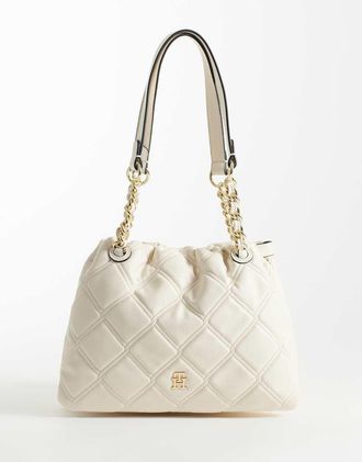 Tommy Hilfiger Gesteppte Mini-Tragetasche mit Kettenriemen in Cremewei&szlig;