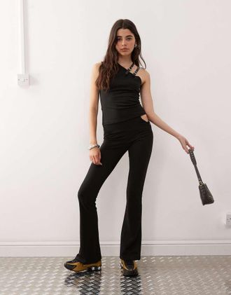 Lioness Rebel - Hose in Schwarz mit niedrigem Bund, Cut-out und Schnallen-Riemen-Detail, Kombiteil