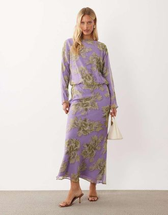 Asos robe longue &agrave; encolure bateau &agrave; manches longues imprim&eacute; fleuri vert et violet-Multi