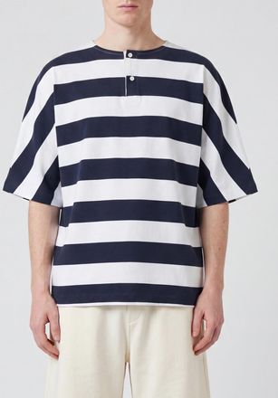 Jacquemus T-shirt ray&eacute; en coton avec col rond et patte de boutonnage