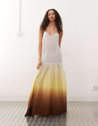 Monki Robe longue et fluide froiss&eacute;e &agrave; volants &eacute;tag&eacute;s avec dos &eacute;chancr&eacute; &agrave; d&eacute;tail nou&eacute; - Marron imprim&eacute; d&eacute;grad&eacute;-Blanc