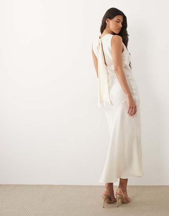 New Look Robe longue &agrave; col b&eacute;nitier en satin paillet&eacute; - Cr&egrave;me-Blanc