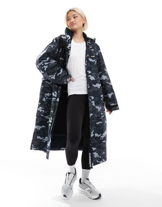 Superdry Bademantel aus wasserfestem Material in Marineblau mit Military-Muster
