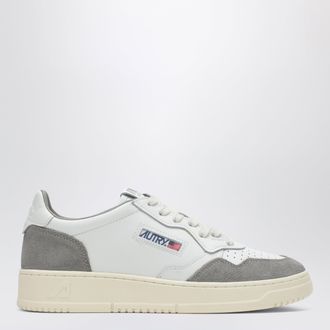 Autry Medalist Low Sneakers aus wei&szlig;em Leder und grauem Veloursleder