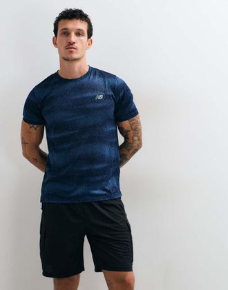 New Balance Rc essential bedrucktes T-Shirt in Marineblau