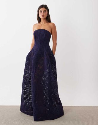 Asos Premium tr&auml;gerloses Maxikleid mit Spitzenoberteil und weitem Rock in Marineblau